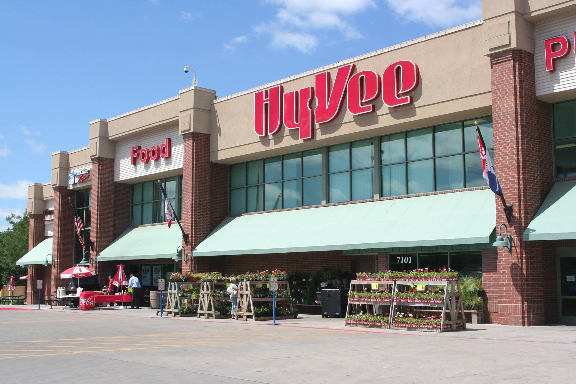 Hy-Vee to bring back Market Grille restaurants as Wahlburgers exits ...