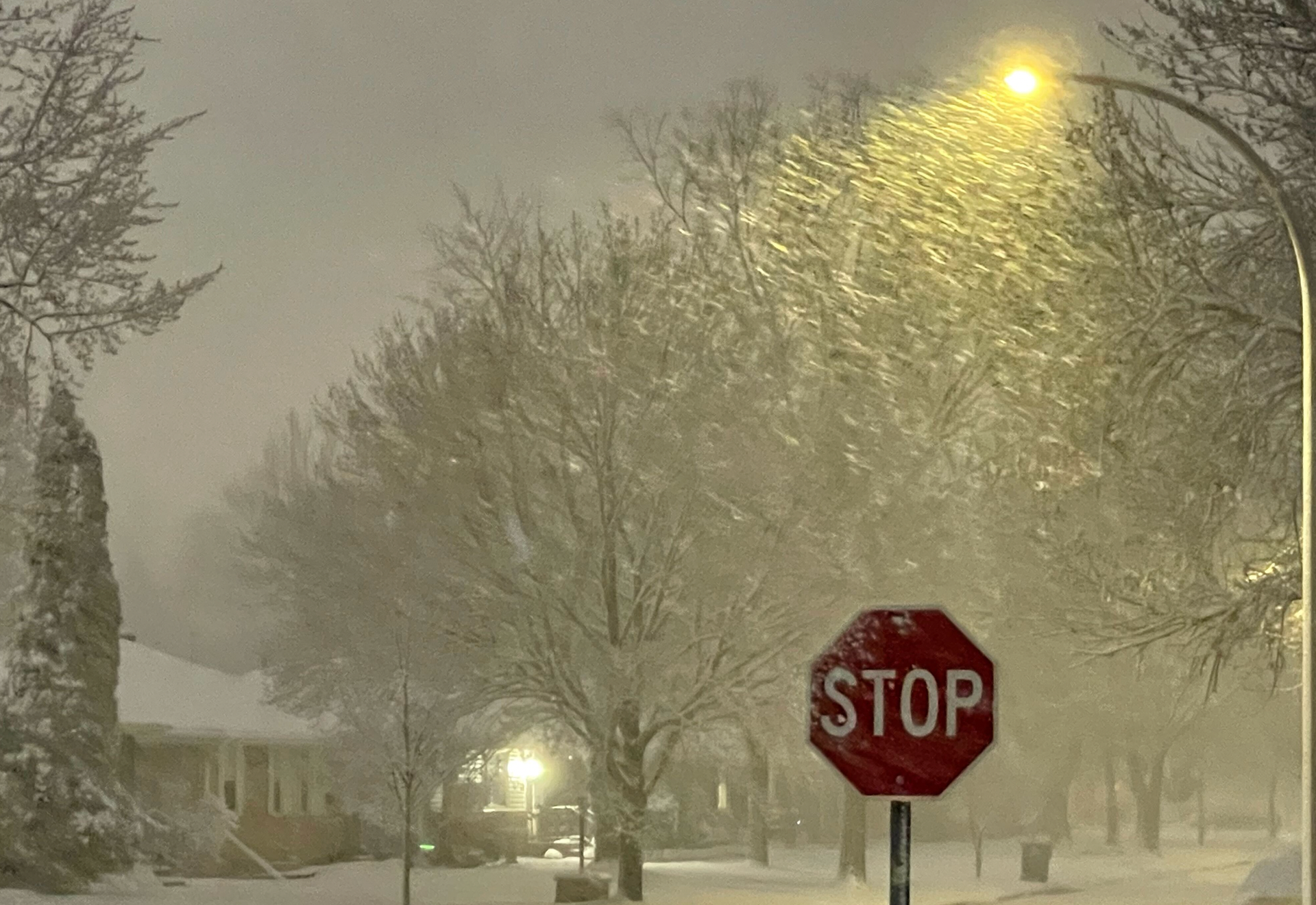 Crash reports as heavy snow hits Minnesota; stranded drivers force I-94 ...