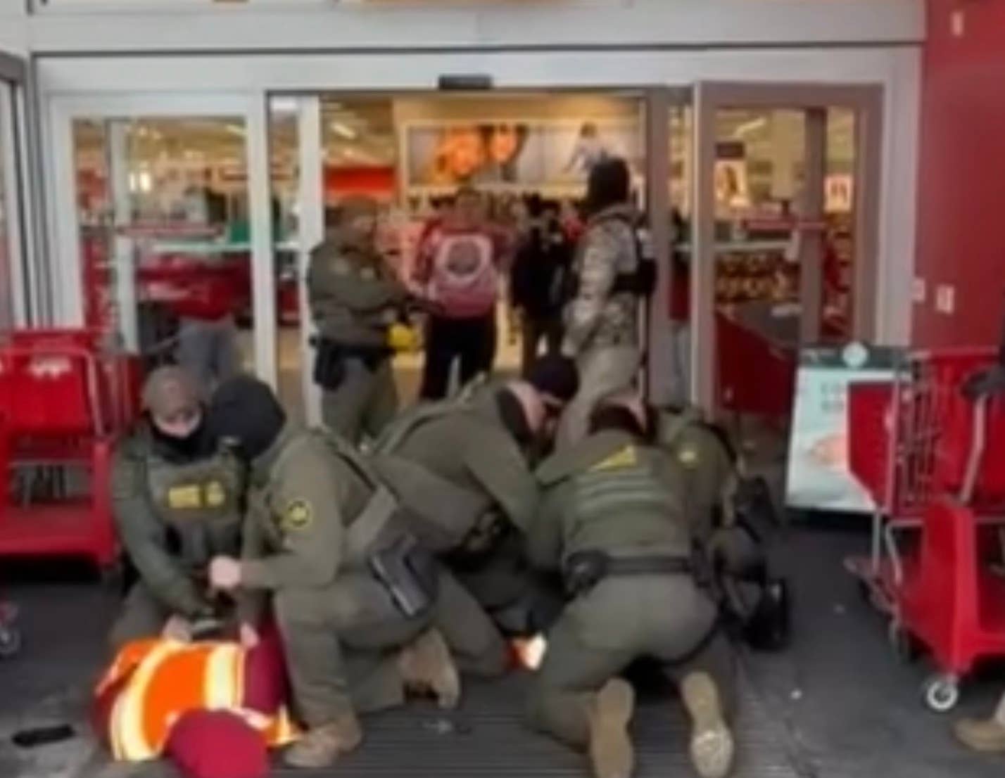 VIDEO: Border agents descend on Richfield Target store, arrest drive-up ...