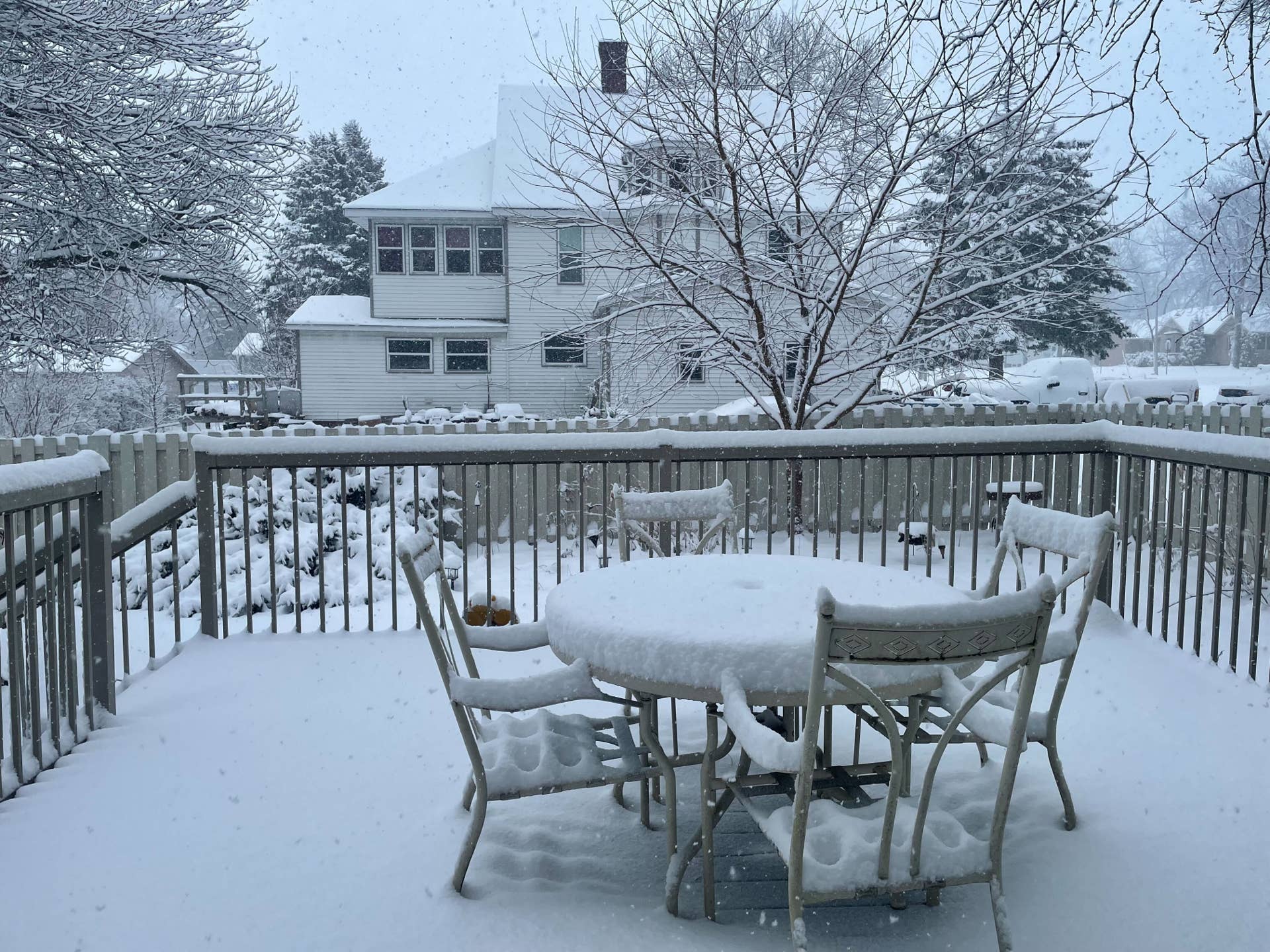 Crash reports as heavy snow hits Minnesota; stranded drivers force I-94 ...