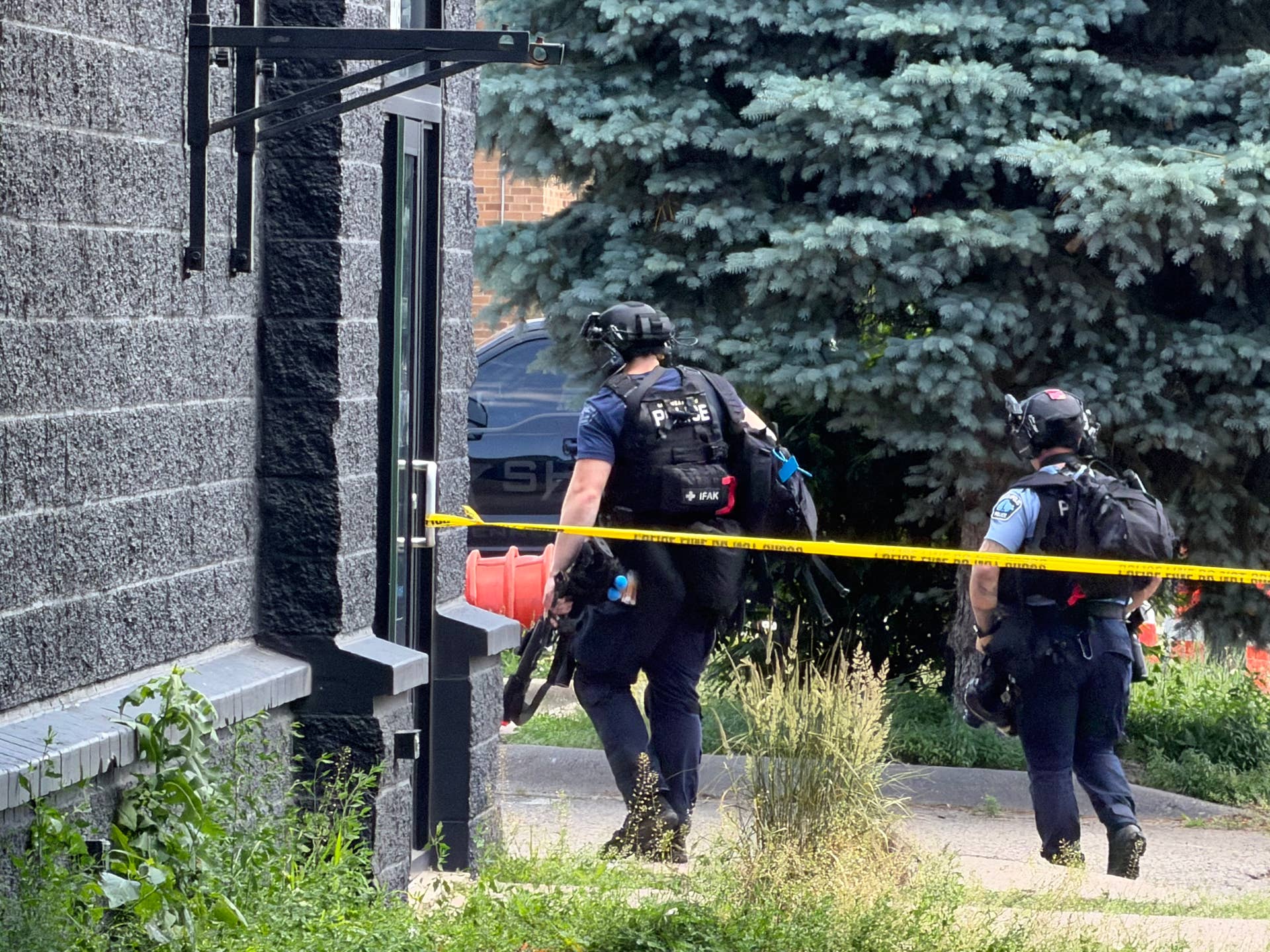 Minneapolis standoff ends with suspect taken into custody - Bring Me ...