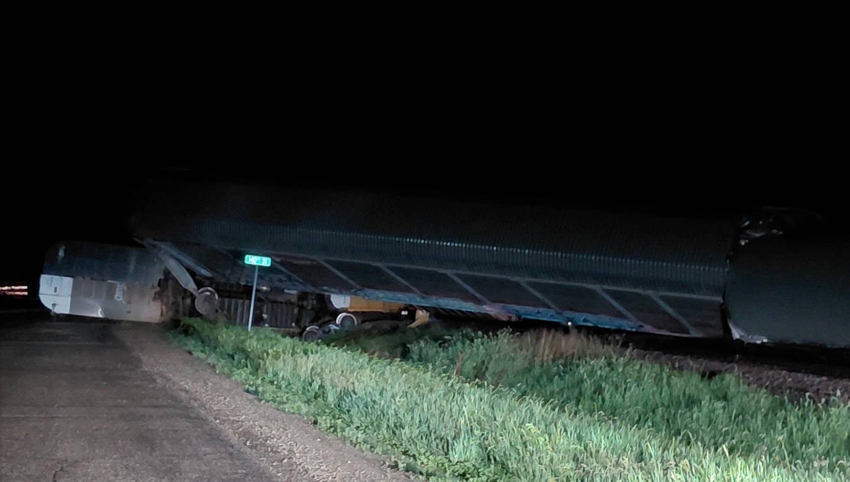 Severe storm damage: 35,000 without power in Twin Cities, train derails ...
