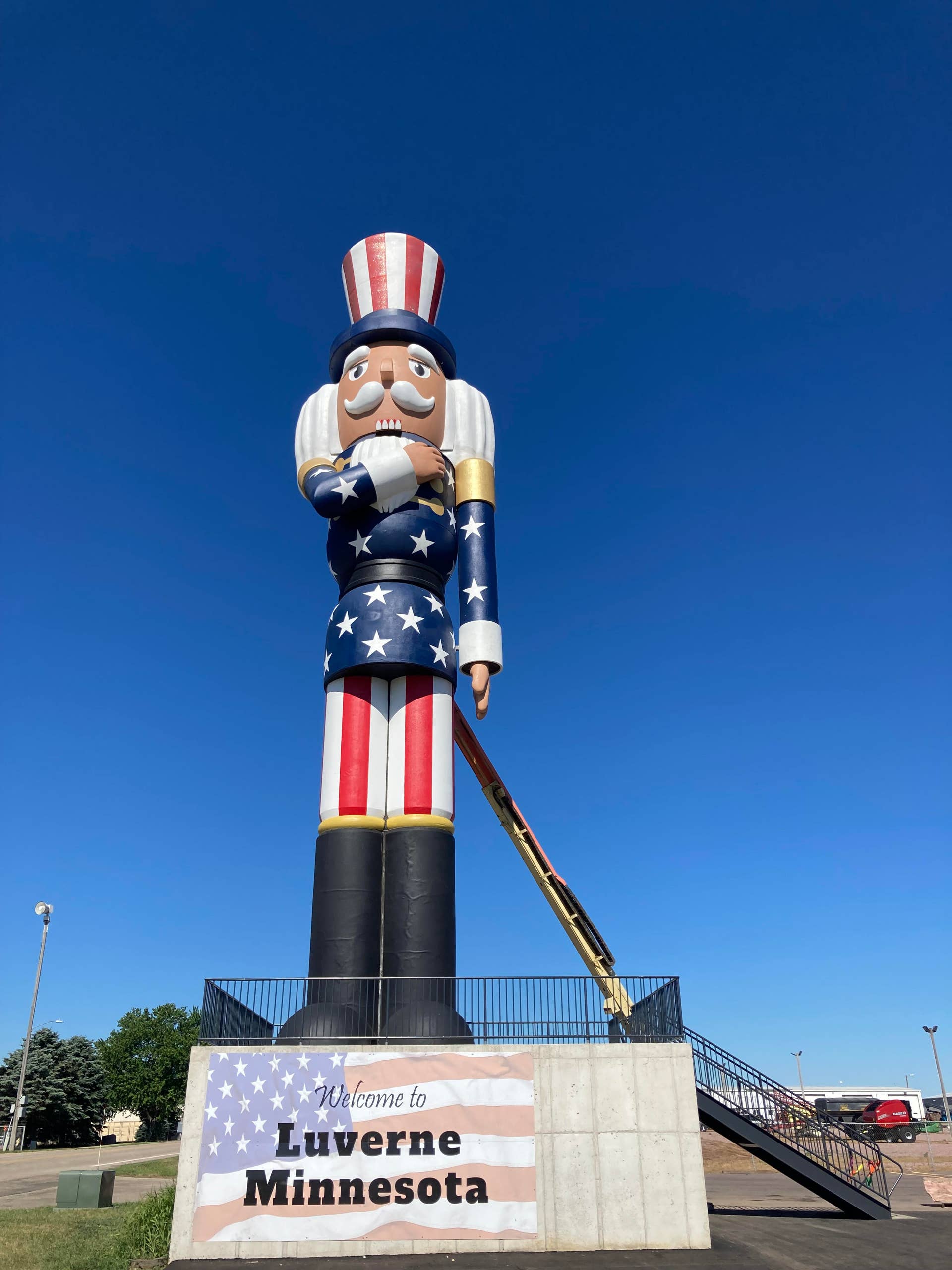 World's tallest nutcracker is Minnesota's newest tourist attraction ...