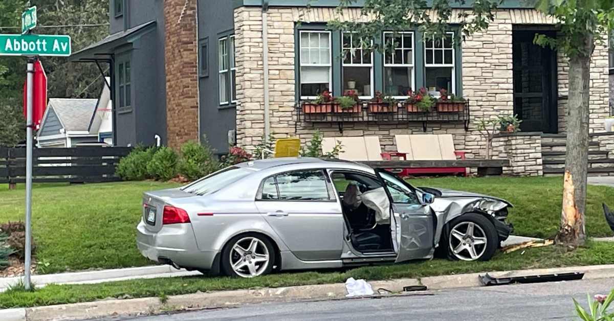 Carjacking suspects chased by Edina PD crash near Minneapolis park ...