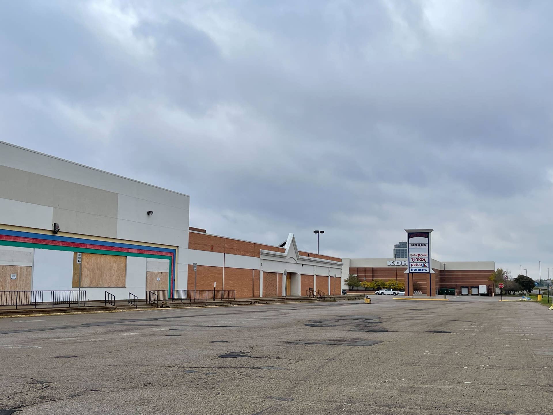 Demolition of Bloomington's former Toys 'R' Us and Herberger's expected ...