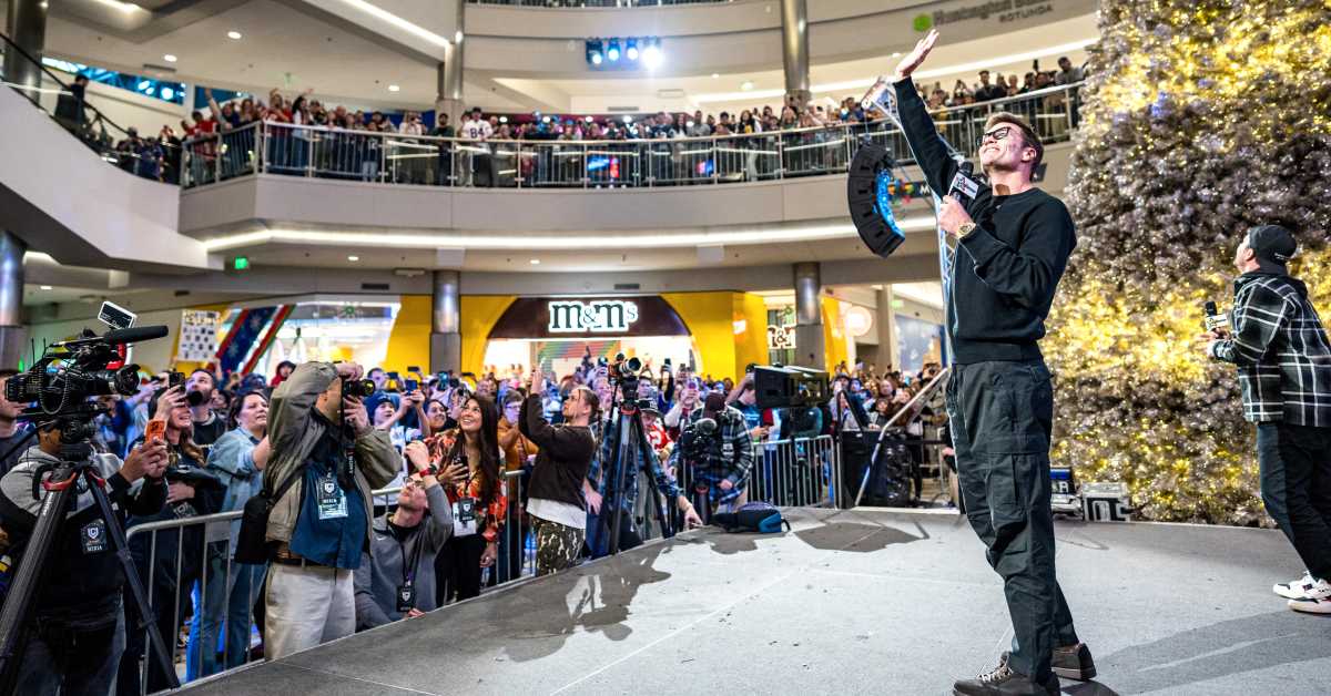 Tom Brady draws huge crowd to Mall of America as he opens trading card ...