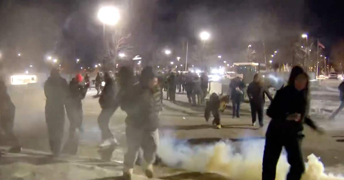 Feds charge protesters, fire tear gas and 'less-lethal' rounds outside ...