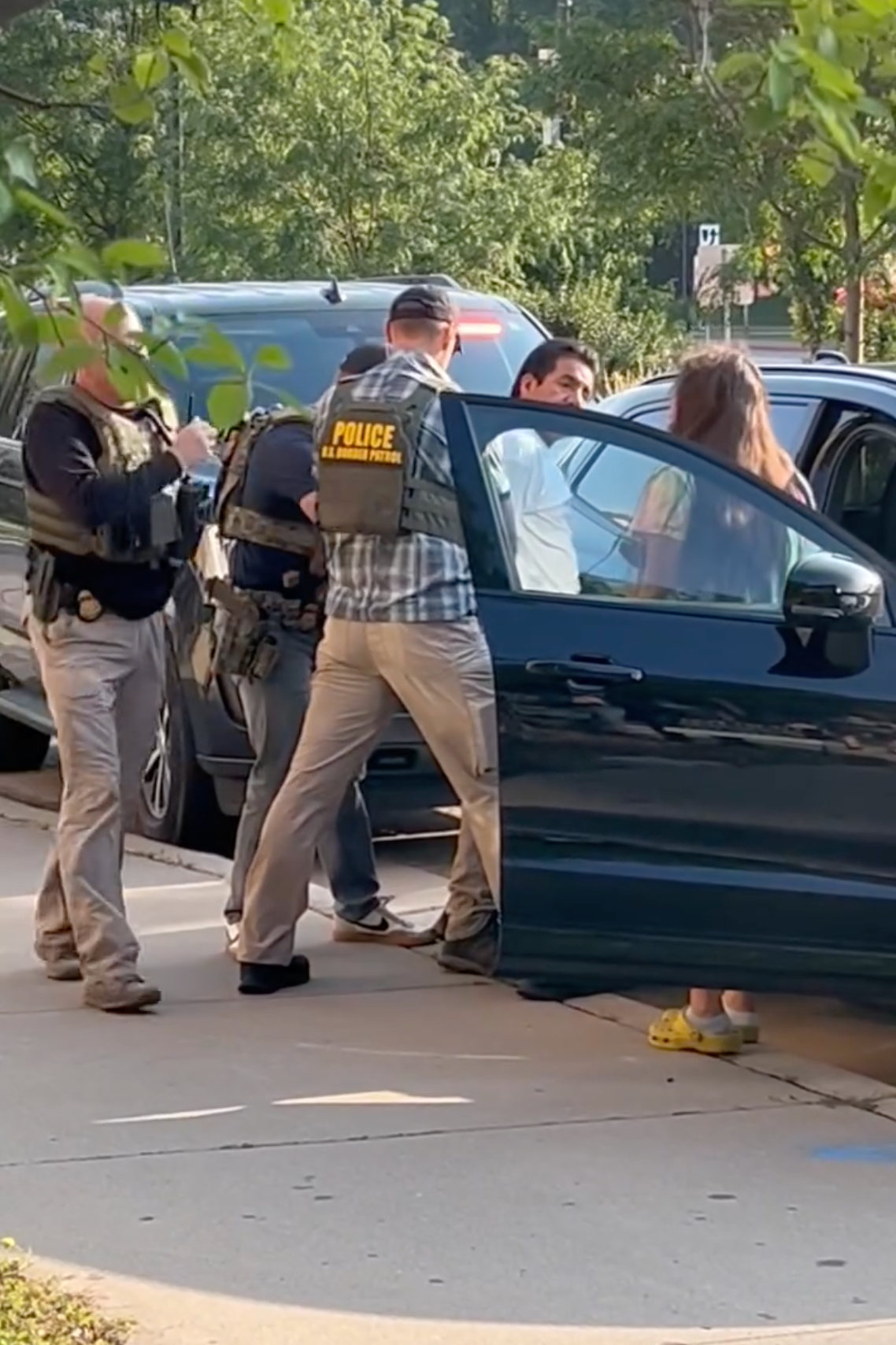 Video shows man being pulled from car by ICE, Border Patrol agents in ...