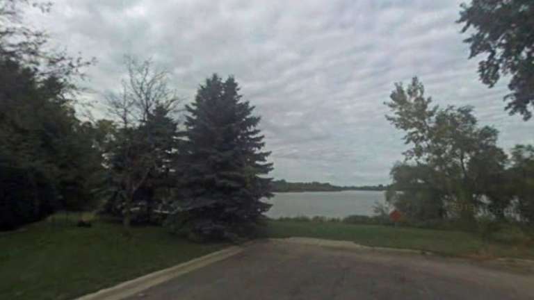 Teenage runaways flee deputy in stolen vehicle, 1 jumps in a lake ...