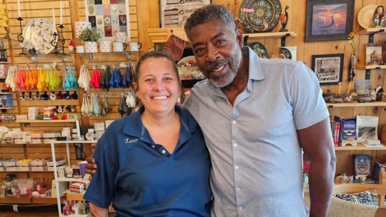 'Ghostbusters' actor Ernie Hudson pops into Lake Street gift store - Bring Me The News
