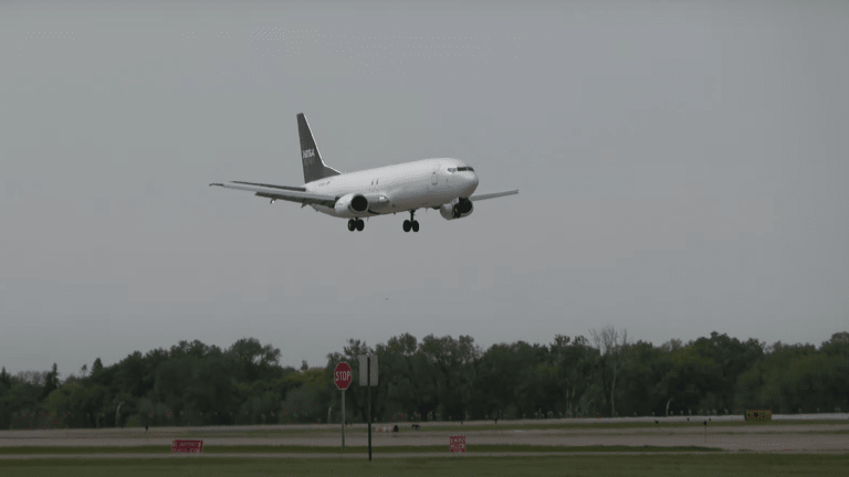 Video: Plane with blown tire makes emergency landing at MSP Airport ...