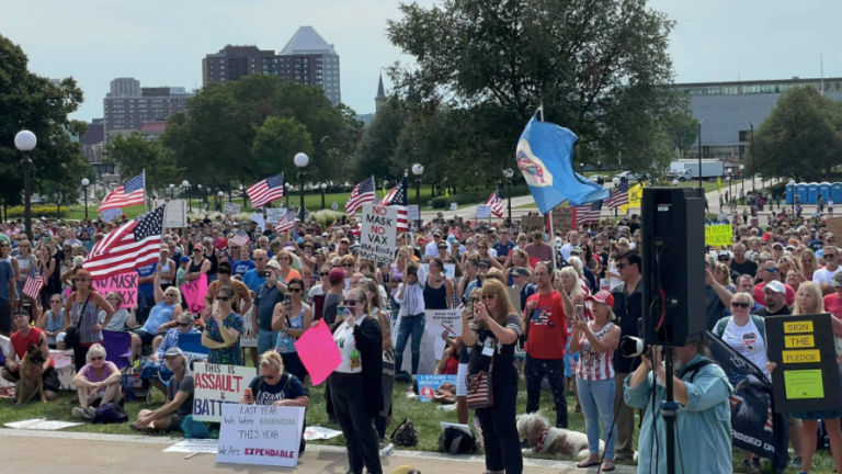 Thousands turn out for 'medical freedom' rally against vaccine mandates ...