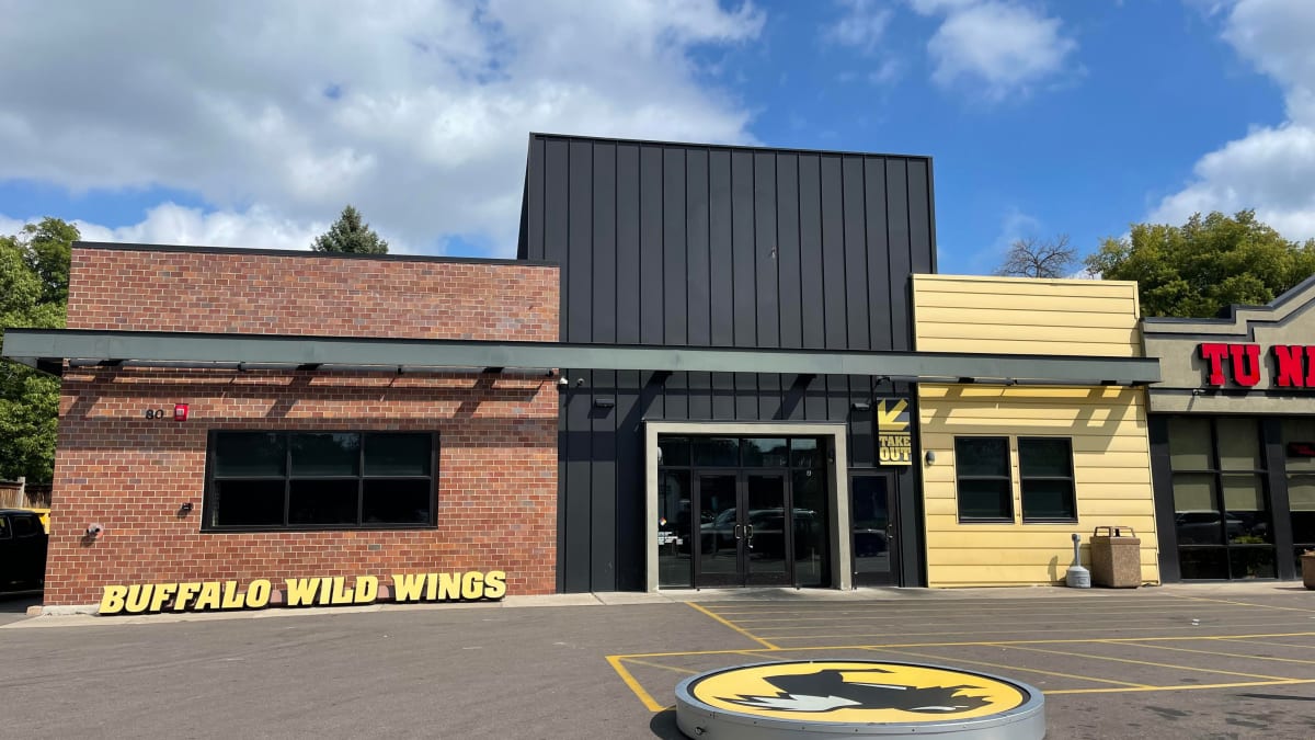 What time buffalo wild wings close store