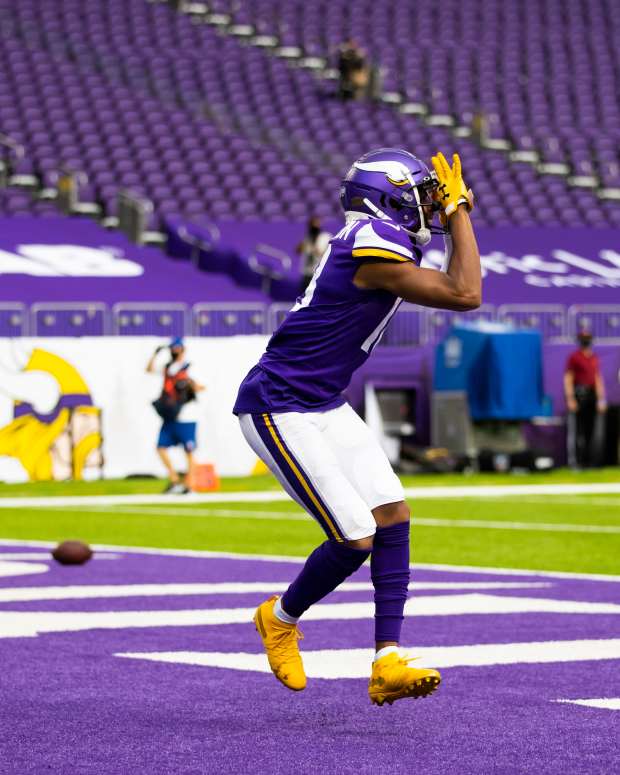 KSTP anchor Megan Newquist freaks out as snake finds its way into her ...