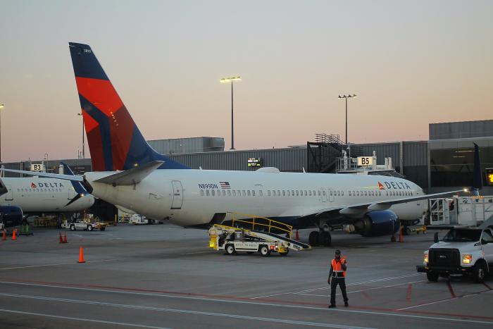 Delta flight to Las Vegas aborts takeoff at MSP Airport due to open ...