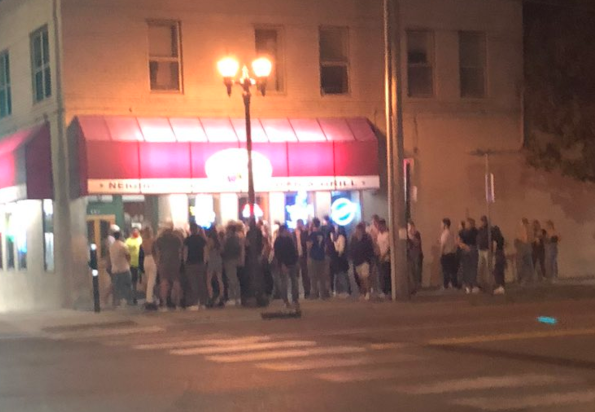 University of St. Thomas responds to viral photo of large crowd outside ...