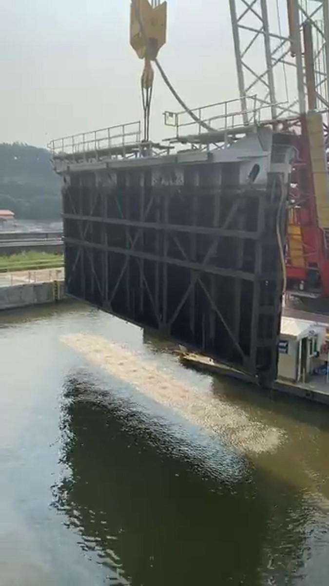 Removing a miter gate at the Hastings lock and dam - Bring Me The News