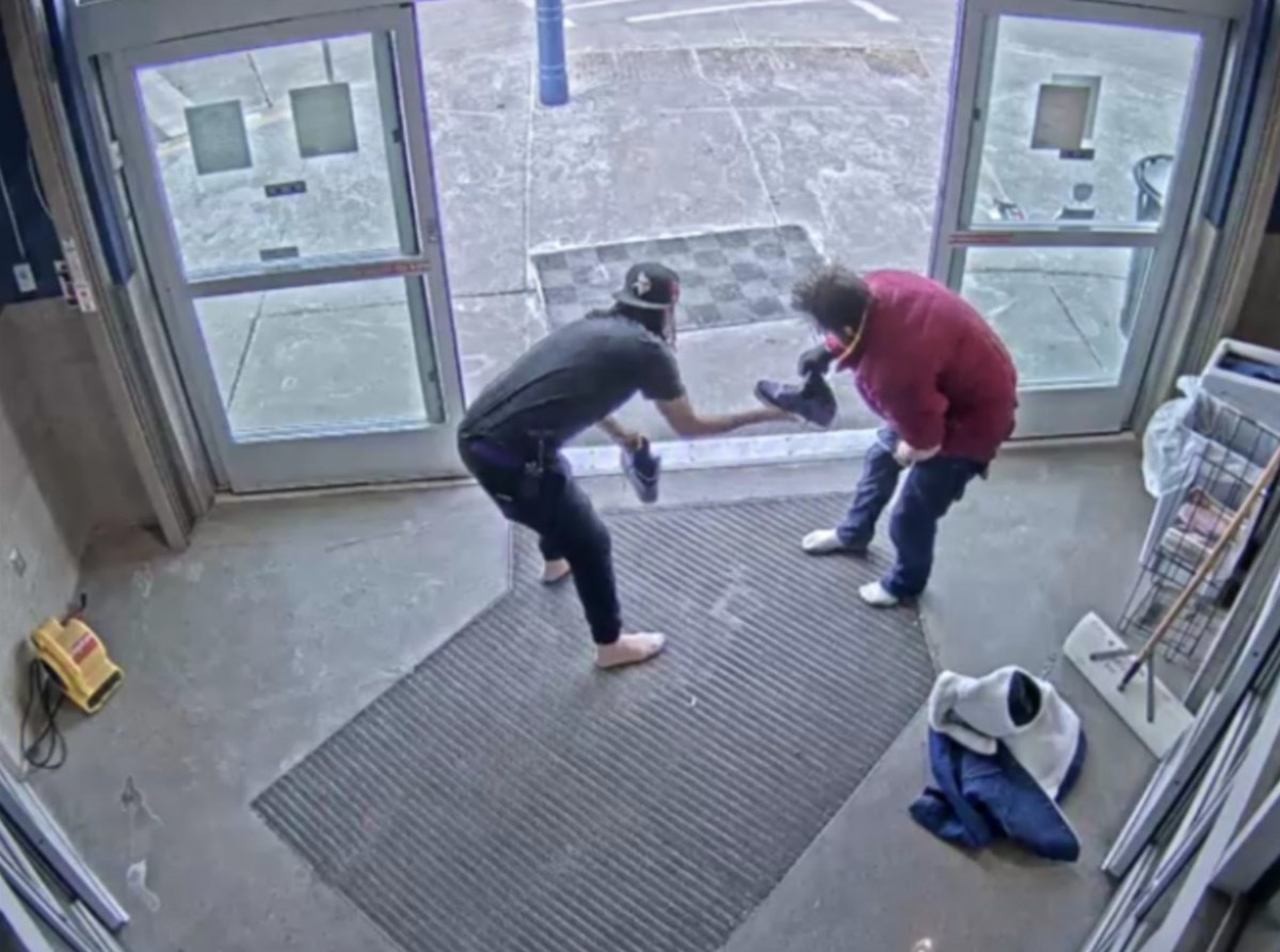 Minnesota store employee offers shoes off her feet to homeless man ...