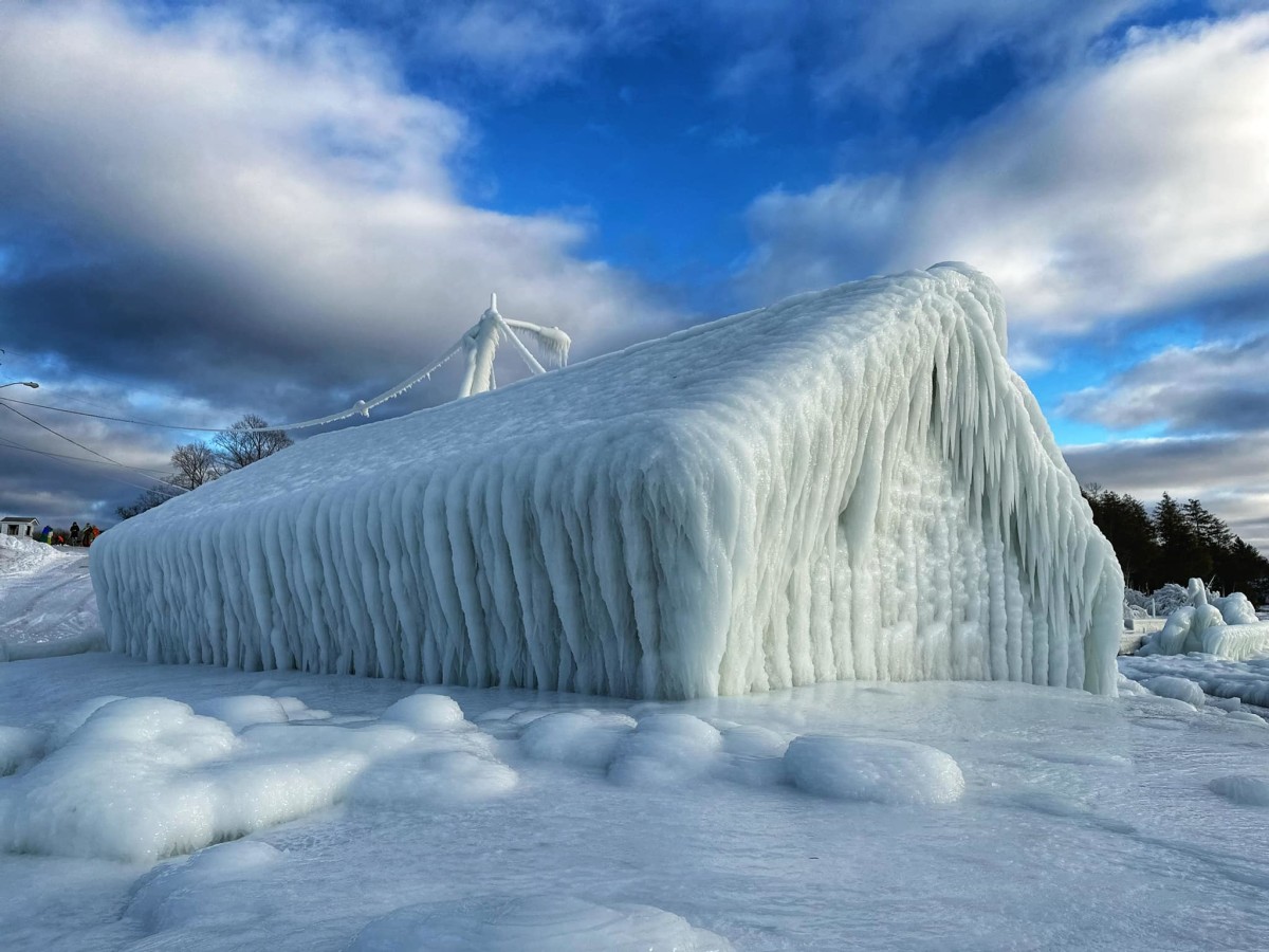 Wisconsin gift shop encapsulated in ice by ferocious blizzard - Bring ...