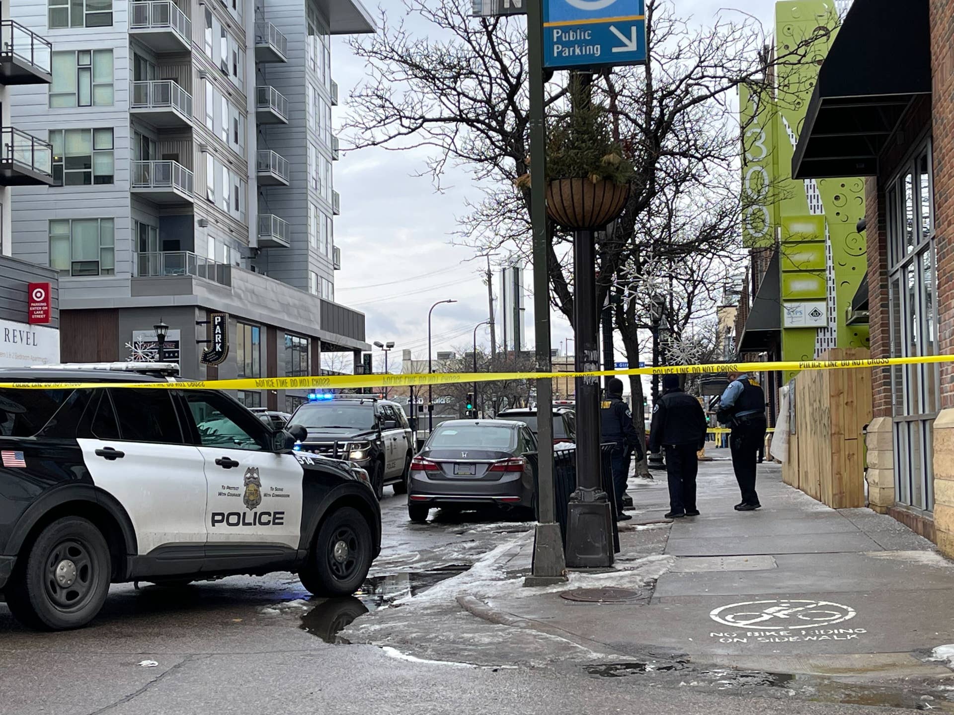 2 injured following shooting inside building in Uptown, Minneapolis ...