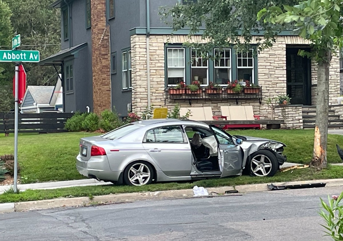 Carjacking suspects chased by Edina PD crash near Minneapolis park ...