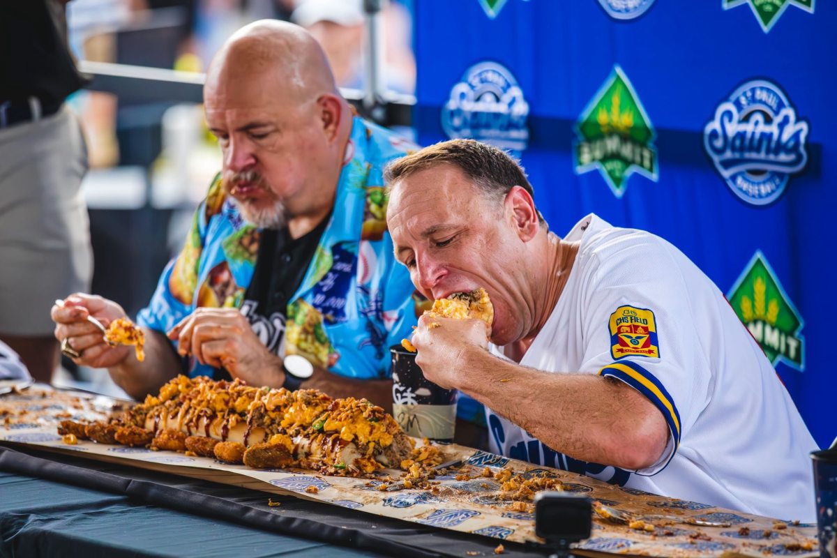 Joey Chestnut eats 6-foot hot dog feast in under 29 mins at St. Paul ...