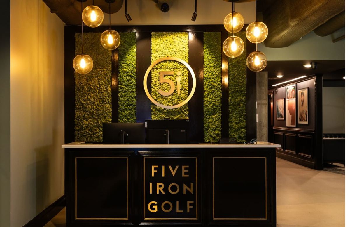Five Iron Golf, a golf simulator bar, opens in North Loop - Bring Me ...