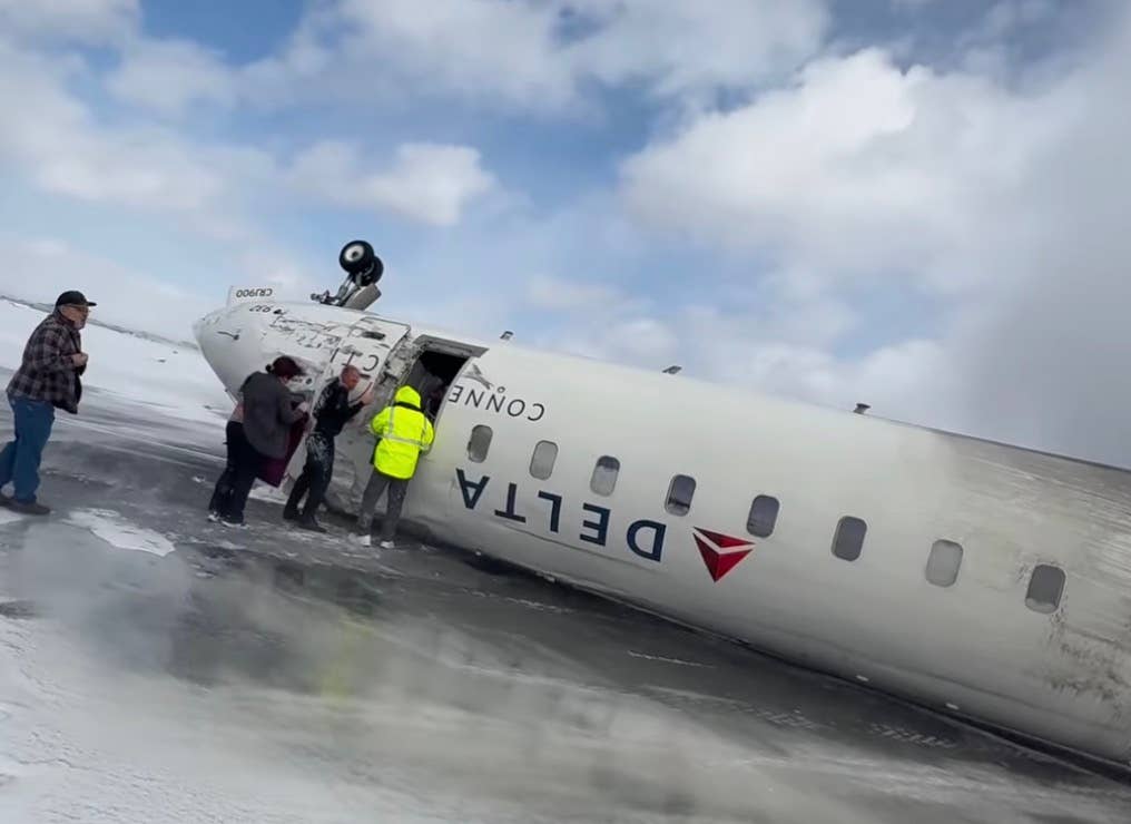 New videos show moment Delta plane from Minneapolis crashes in Toronto ...